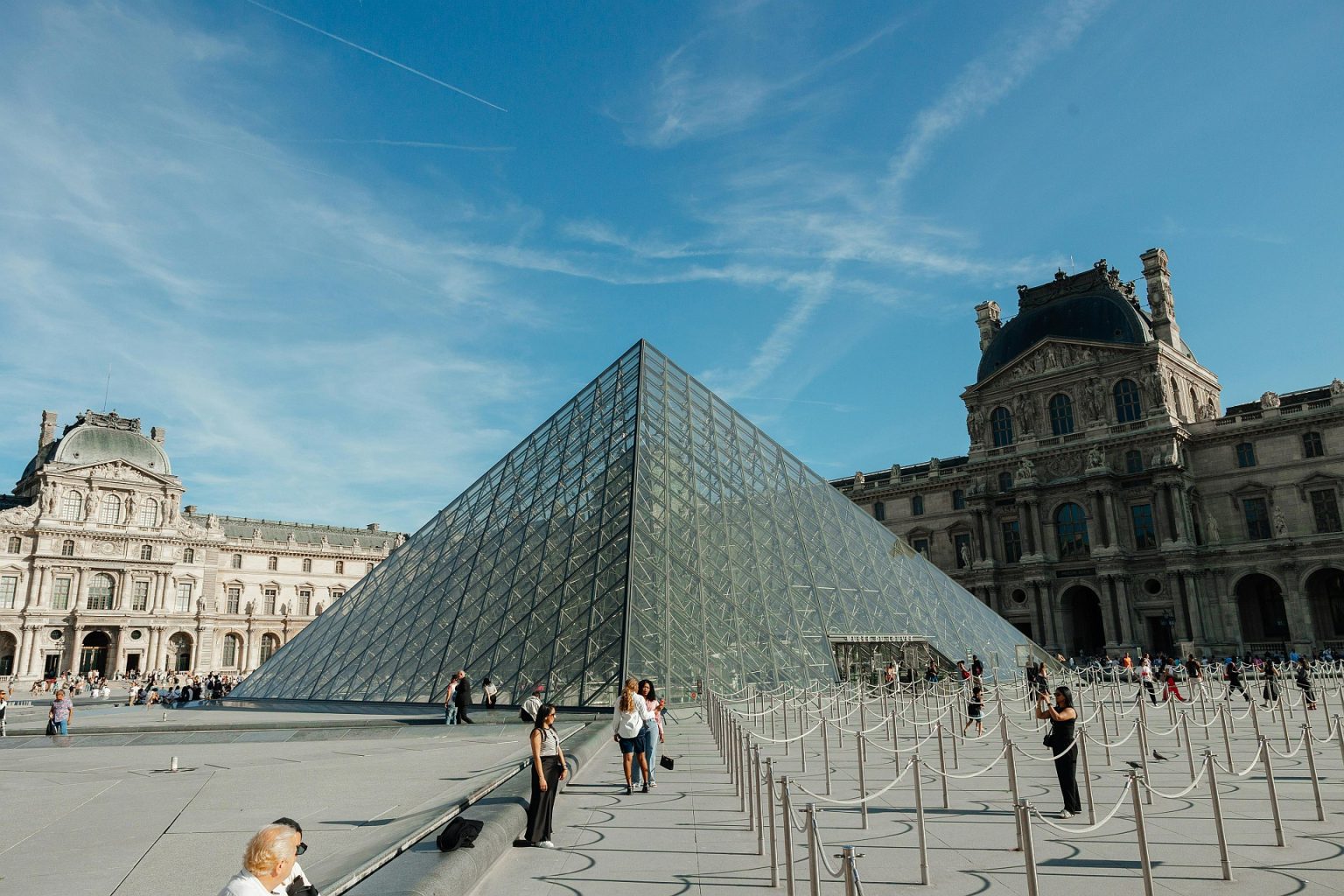 Film készül a Louvre ékszerrablásáról - CsakHír