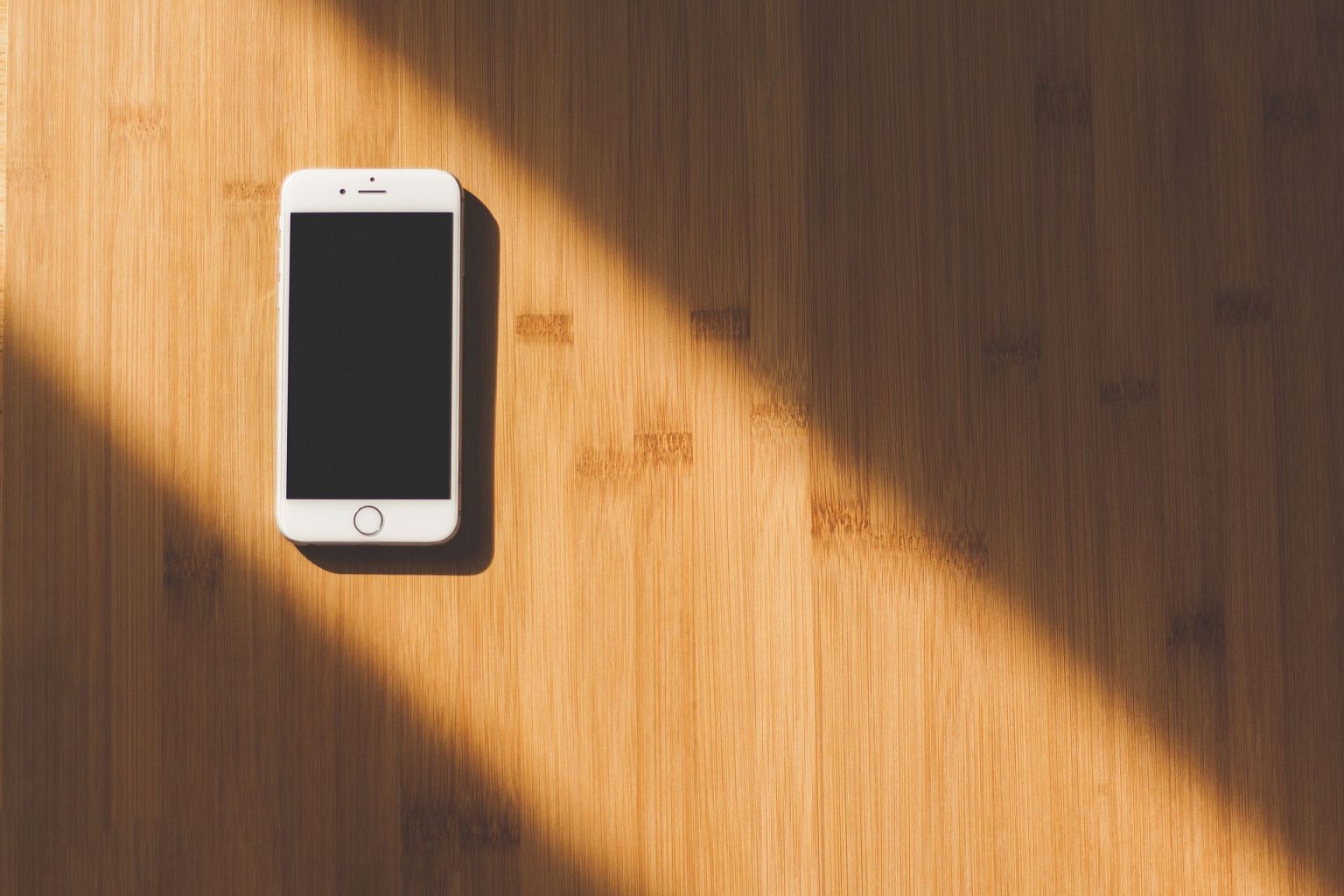 Egyre több fiatal kapcsolja ki a telefonját hétvégére - CsakHír